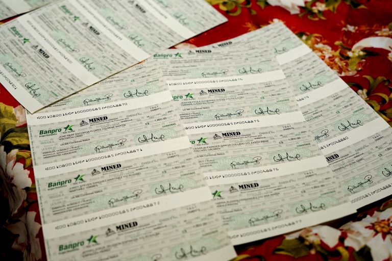 MINED inicia entrega de bono complementario a bachilleres - El Diario Nica