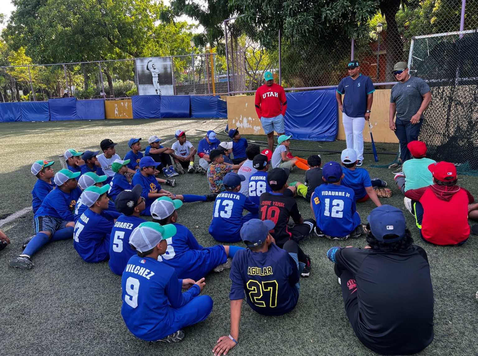 Ronald Garth inspira a jóvenes peloteros nicas - El Diario Nica